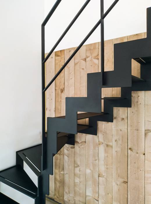 UP and DOWN - Trap in staalplaat